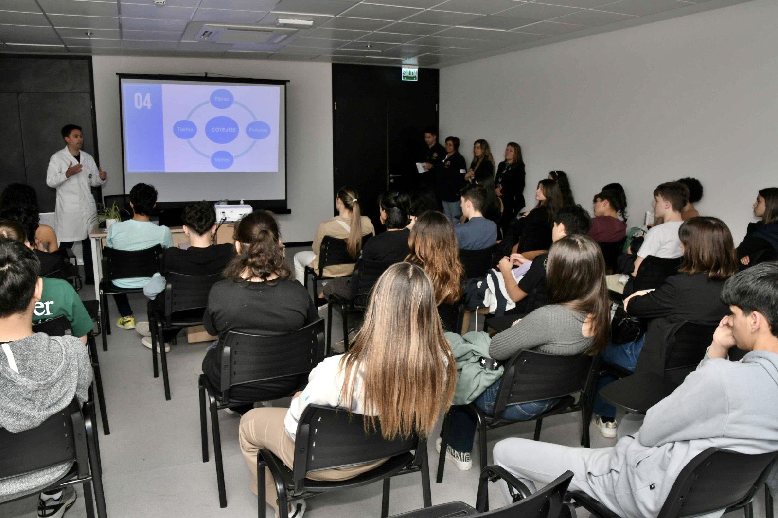 Estudiantes del Liceo N° 1 Prof. Juan Luis Perrou visitaron la Escuela ...