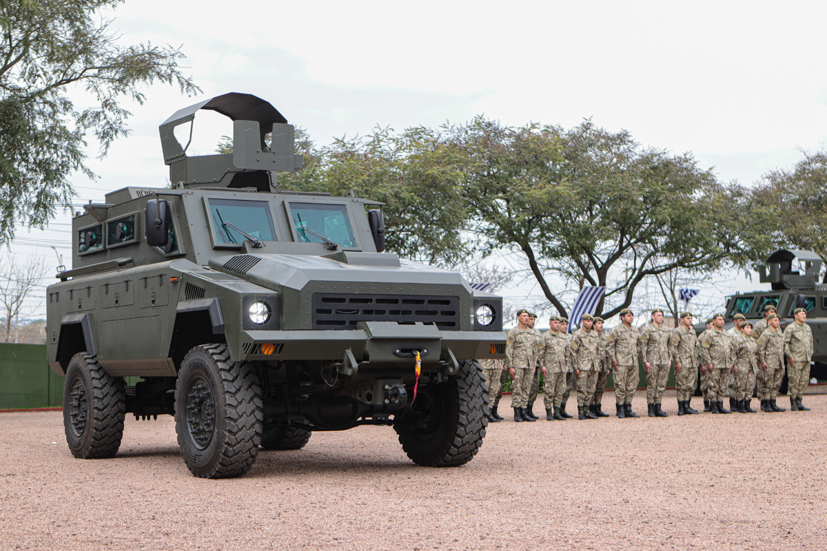 Estados Unidos dona a Uruguay 14 vehículos Mamba blindados para las misiones de paz - Carmelo Portal