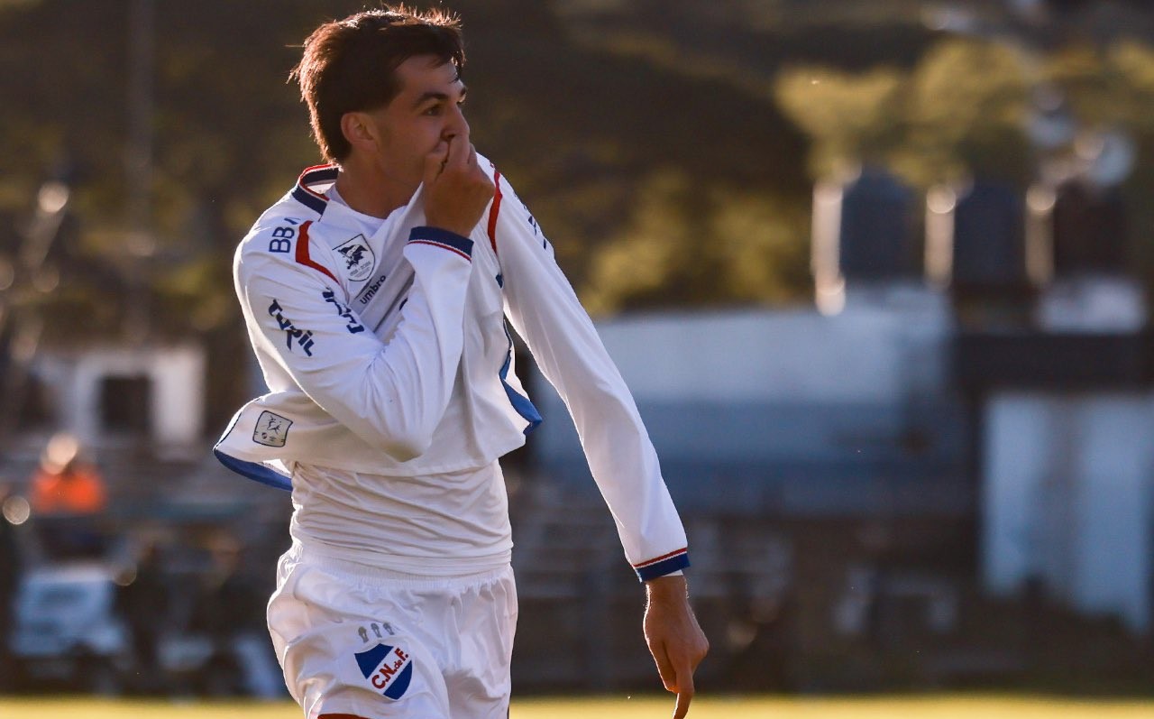 Gonzalo Petit, de cabeza, le dio la victoria a Nacional ante MC Torque en el Viera - Carmelo Portal