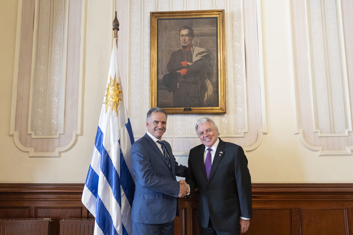 Lou Rinaldi entrega Cartas Credenciales a Orsi y es nuevo embajador de ...